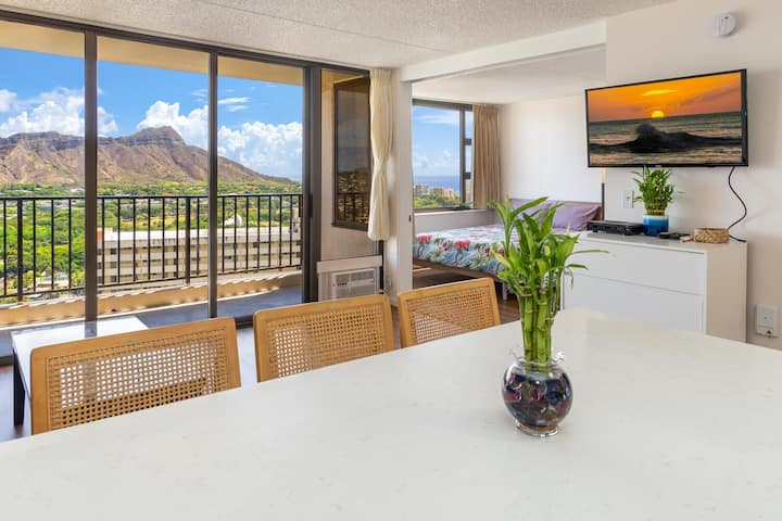 Waikiki Beach Oceanview Apt 32fl, Balcony, Parking - Honolulu, HI