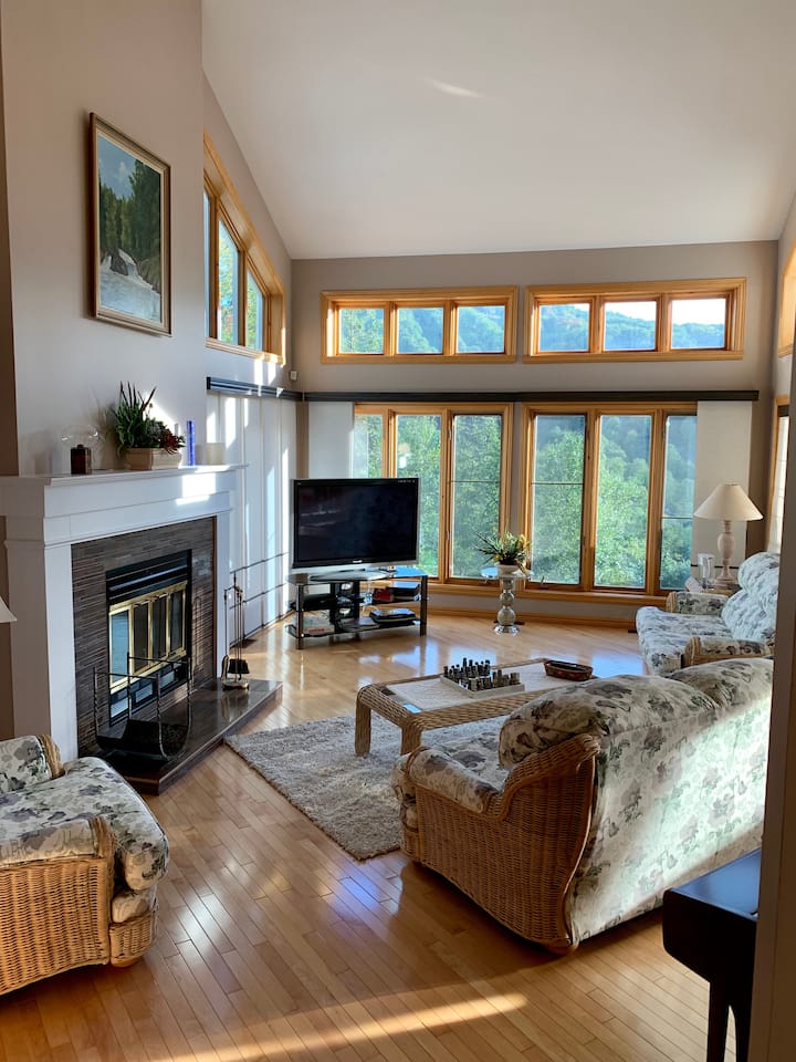 Beautiful Mountain-view Home For Quiet Getaway - Bromont