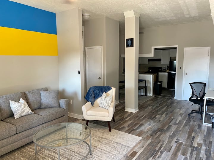 Kyiv Themed Apt In Historic Building With Balcony - Cleveland, OH