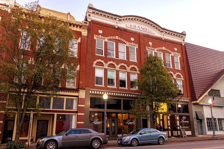 The Railhouse Loft. Central Downtown Location. - Roanoke