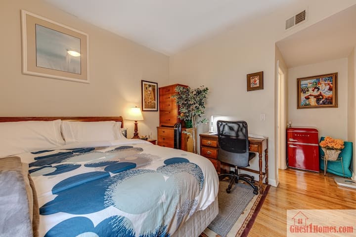 The Cozy Nest: King Bed In Quiet And Safe Condo - Chicago, IL