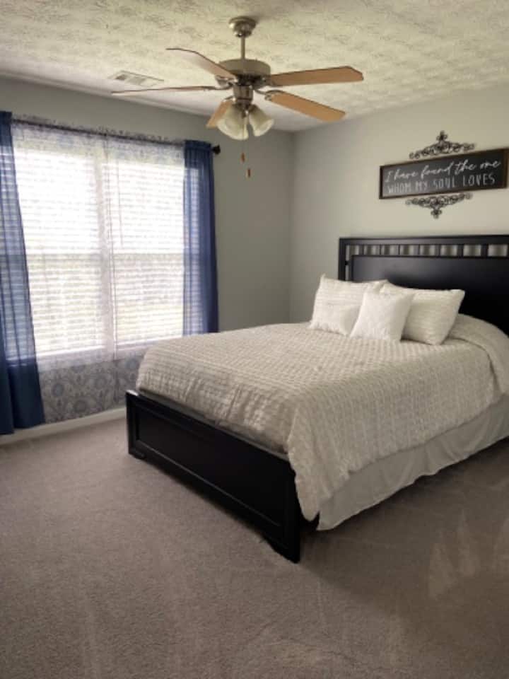The Covington Cove (Queen Suite) - Conyers, GA