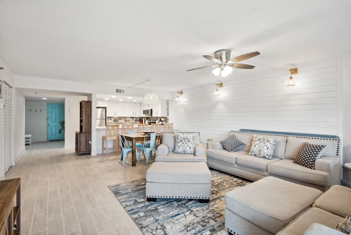 Spacious 3 Bedroom Beach Condo *Newly Updated! - Treasure Island, FL