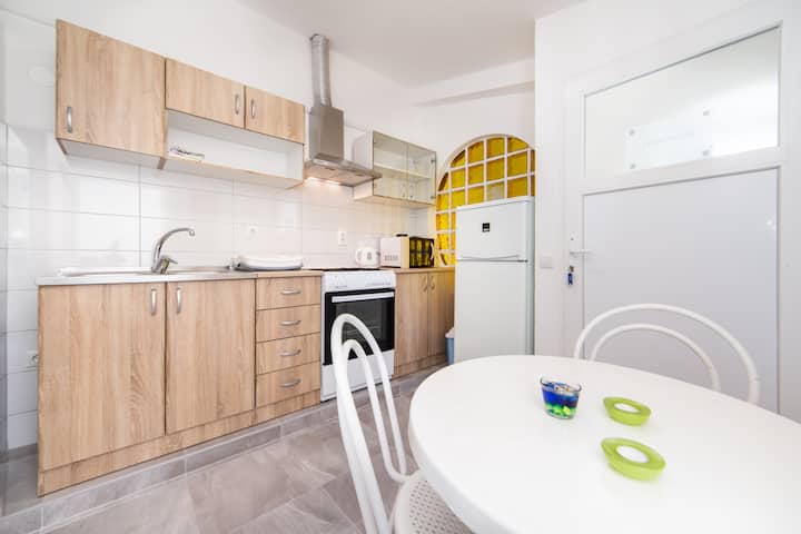 Apartman(2+1)
Klimatiziran
Wi-fi
Kuhinja I Kupaona - Drvenik