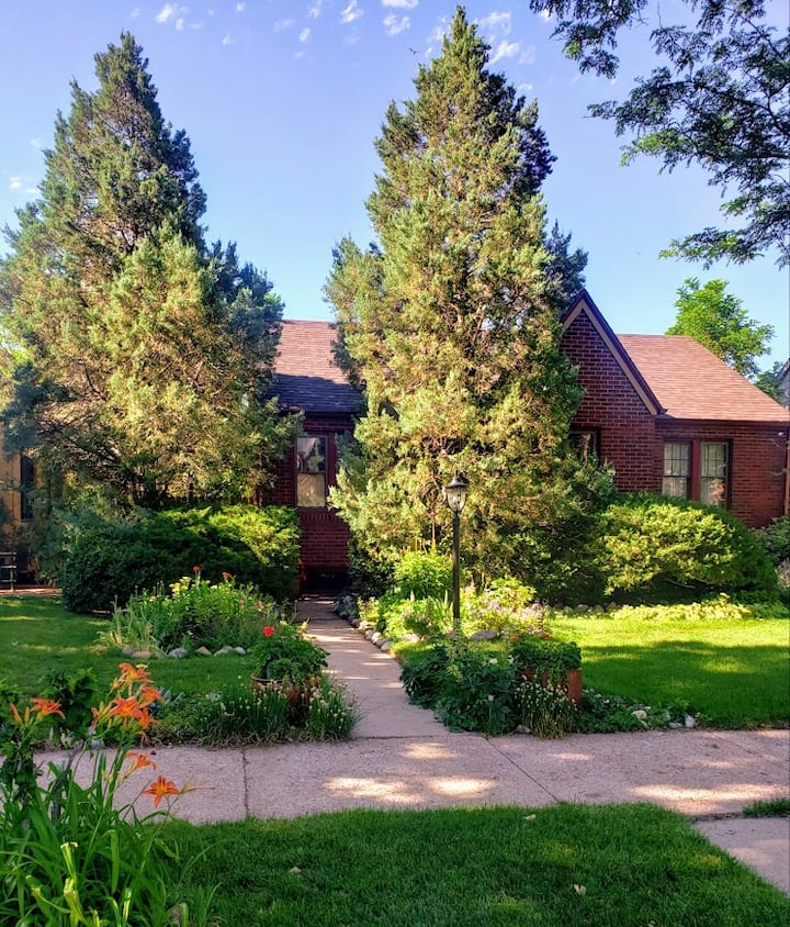Lovely Avenues Apartment In A Classic Neighborhood - Cheyenne, WY