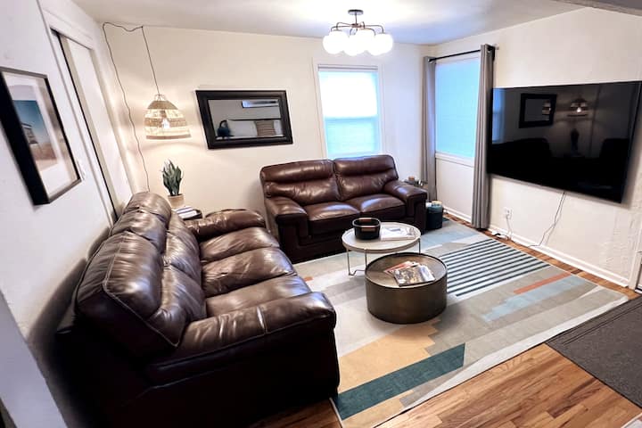 Super Cozy Home- Fire Pit, 75"tv, Gigwifi, Wd - Denver, CO