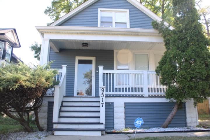 Cheerful 4 Bedroom, 3 Bathroom Spacious Home - Hamilton Park - Chicago