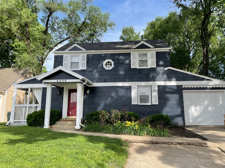 Lovely 2 Bedroom Home + Patio, Backyard & Parking - Kansas City, MO