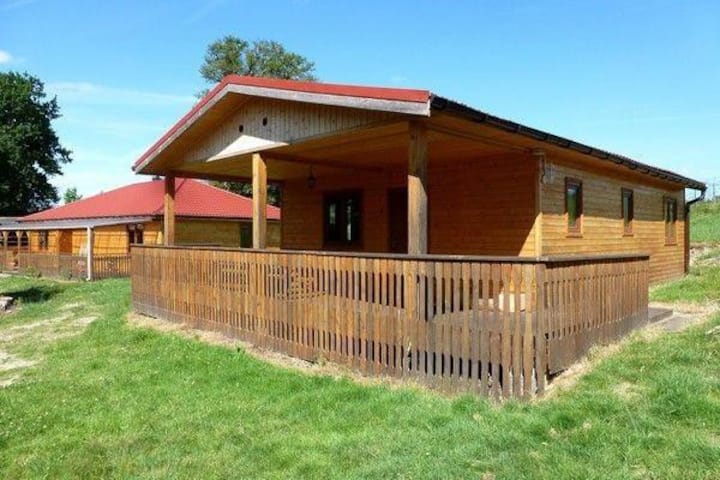 Chalet Spacieux, Au Bord D'un Lac Avec Plage. - Les Epesses