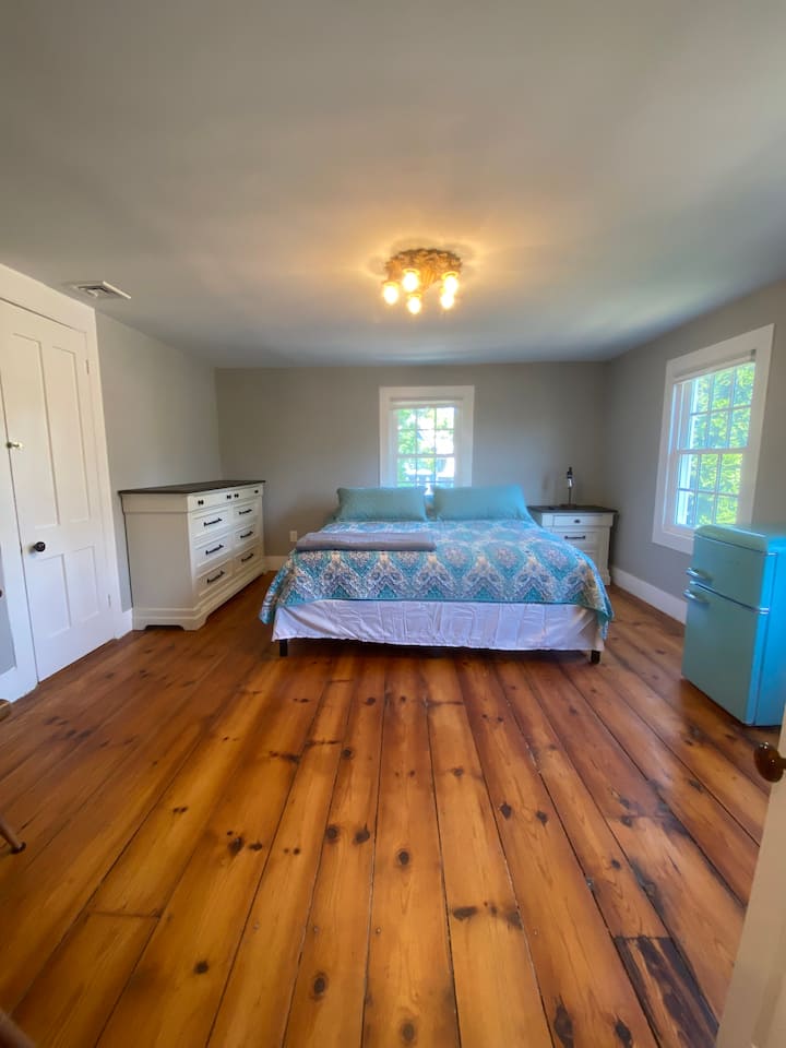 King Suite With Private Bath And Private Entrance - West Lake, Guilford