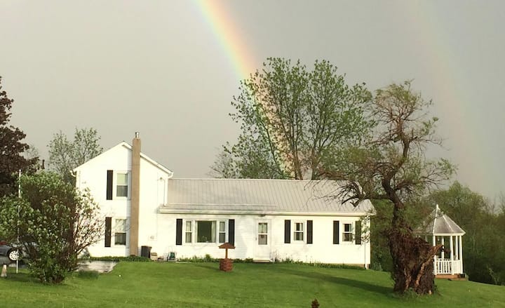 Grandma's Pet Friendly Elegant Farmhouse - Watkins Glen, NY