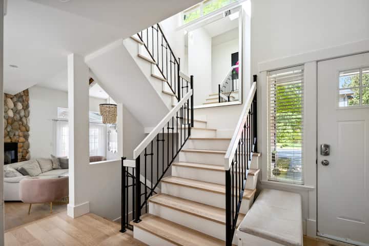 Beautifully Decorated North Vancouver Home - North Vancouver