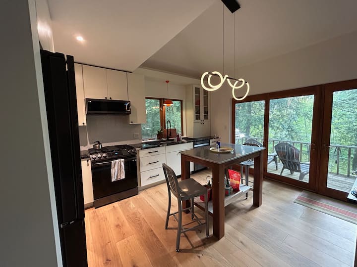 Artsy Ski House On An Island - Bash Bish Falls State Park, Mt Washington