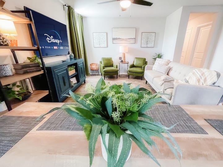 Stylish Family Home  Near Lackland  Pool! - San Antonio, TX