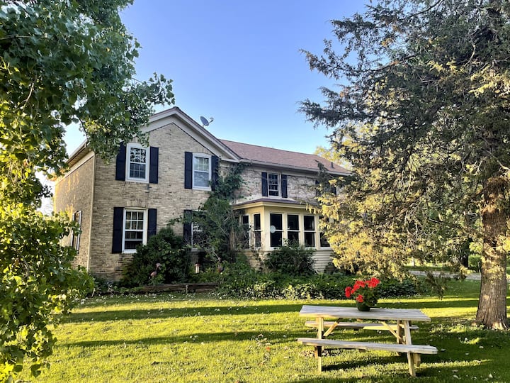 Charming Farmhouse On 5 Acres Close To Eaa! - Oshkosh, WI