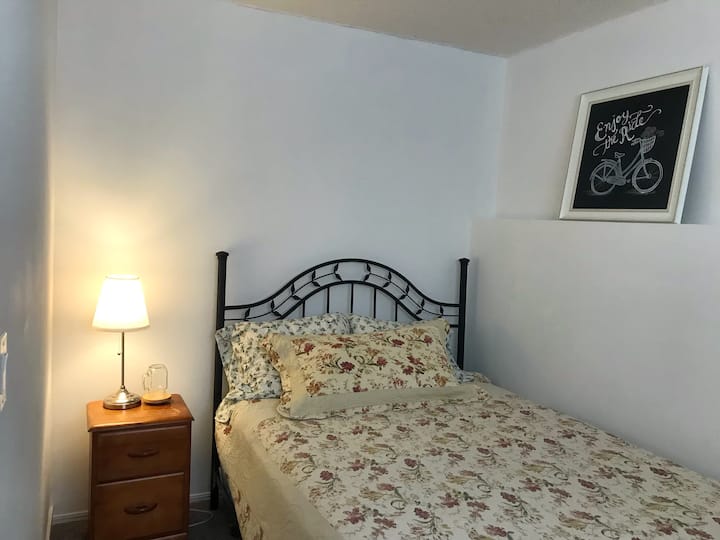Double- Bed Basement Room With Shared Bath - Calgary