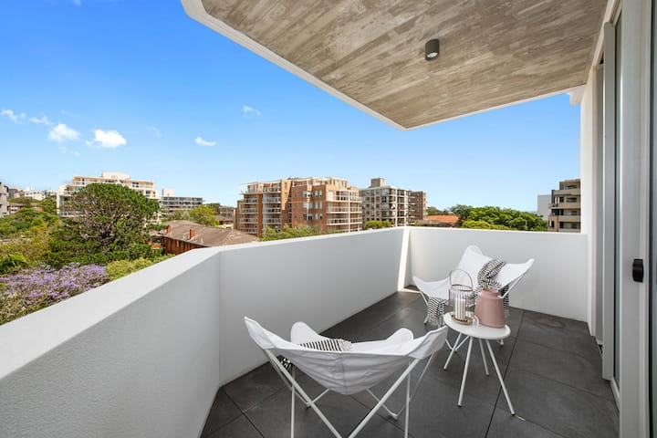 Luxurious Bondi Beach Apt Stunning Balcony Views - Bondi Beach