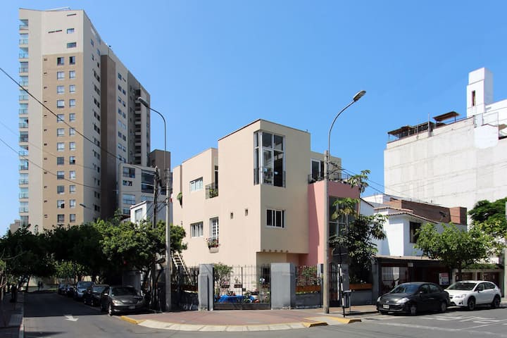 Warm Apt Between Ocean And City #1 - Lima