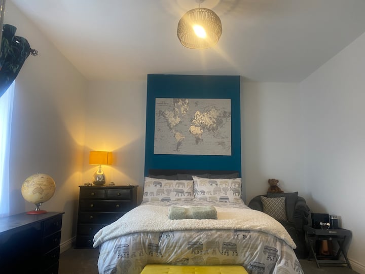 Spacious Bedroom With Courtyard & Firepit Access - Scarborough