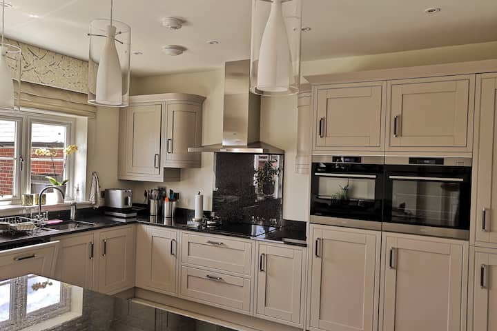 Stylish Room With Ensuite + Private Office/lounge - Kent