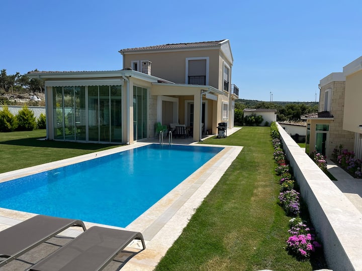 ÇEşme'de Havuzlu,doğa Ve Deni̇z Manzarali Lüx Vi̇lla - Çeşme