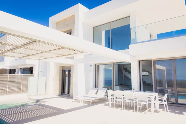 Starlight Villa Guro - 4bd, 4ba, 4min To Beach - Crete
