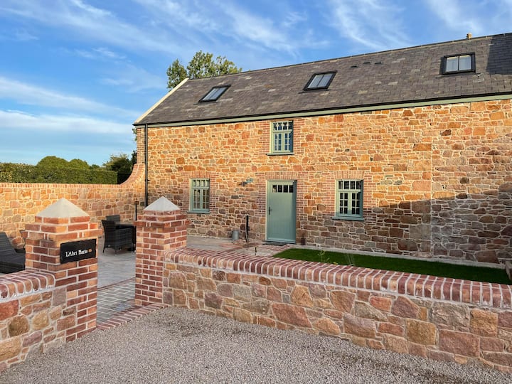 Granite Cottage With 2 En-suite Bedrooms + Sofabed - Jersey