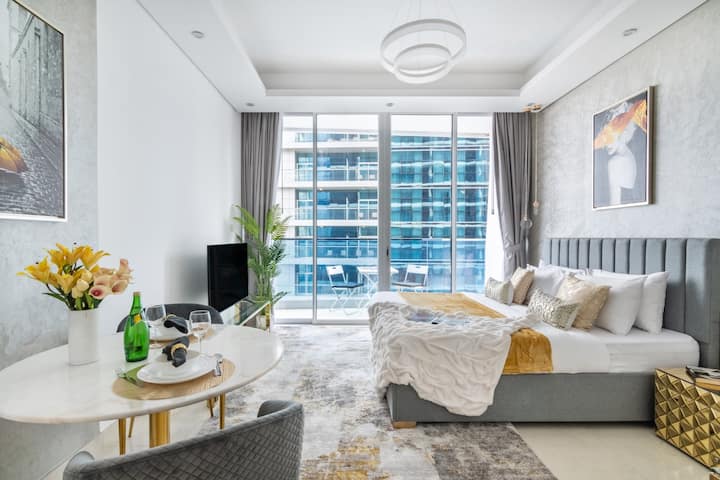 Sophisticated & Stylish Studio W/ Pool+canal View! - Dubai