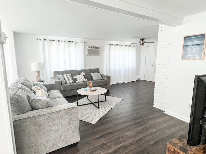 Cheerful 3-bedroom Home With Beach Rights. - Bridgeport, CT