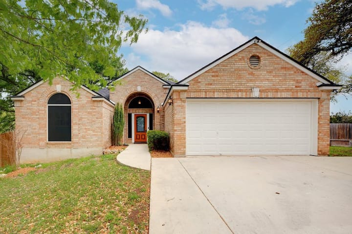 Cheerful 3 Bedroom Home Near Downtown San Marcos - San Marcos, TX