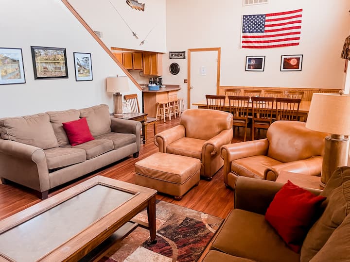 Large Riverfront Lodge On White River, 13+ People - Bull Shoals, AR