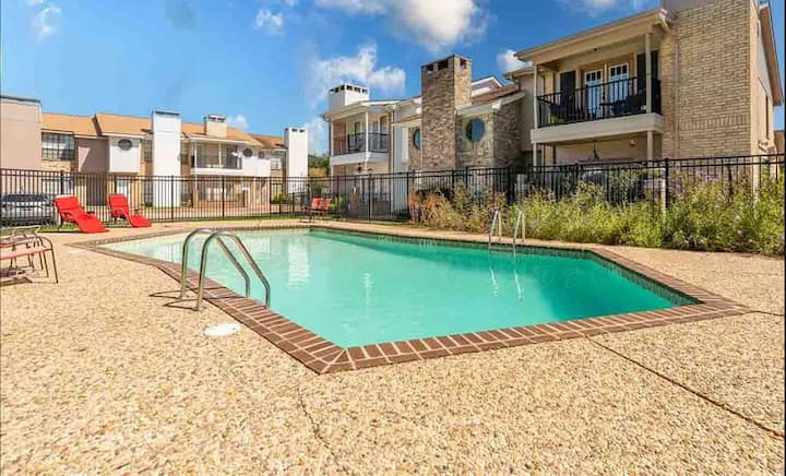 King Bed, Pool, Tv Sports Pack, Wifi, Washer/dryer - Beaumont, TX
