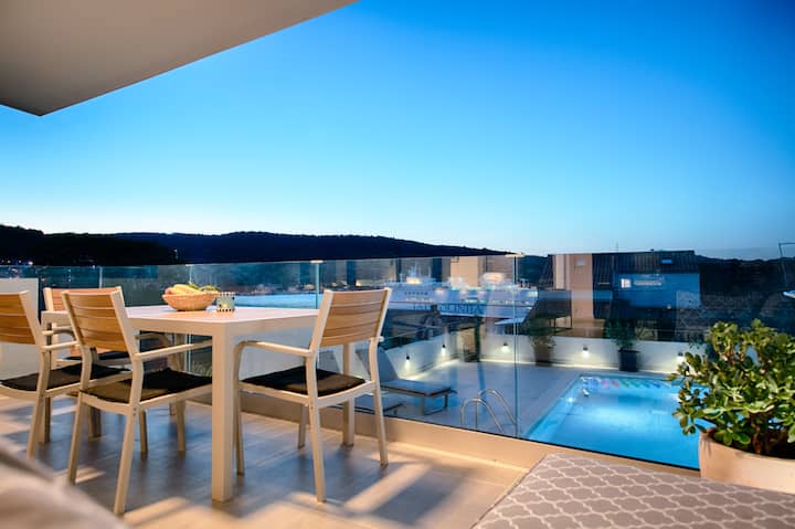 The Pool House Vis - Vis