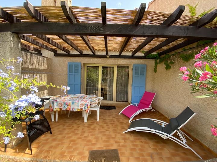 Entre Terre Et Mer, Giens,  Parking Gratuit - Île de Porquerolles