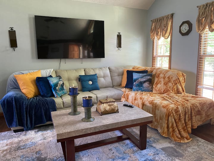 Cheerful 3 Bedroom Home With Pool Table. - Johns Creek, GA