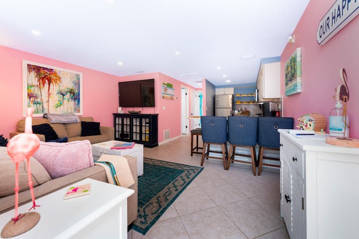 Flamingo's Nest No Airbnb Fees! - Englewood, FL