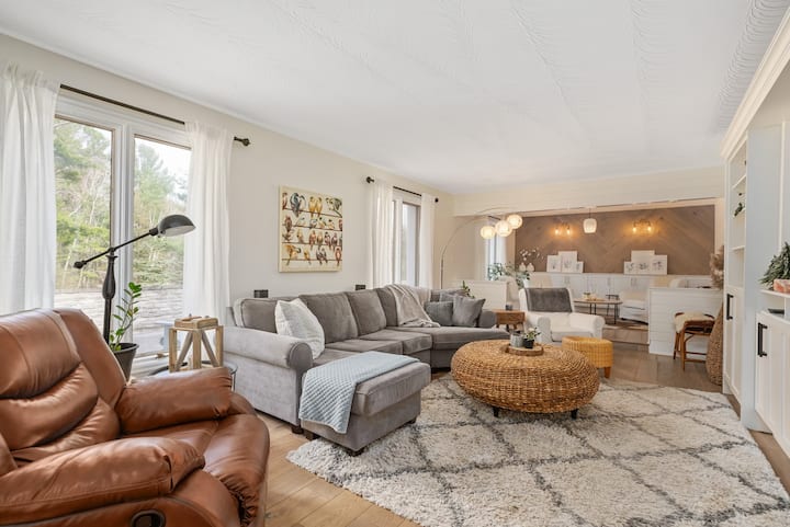 A Space To Gather With Friends And Family - Barrie