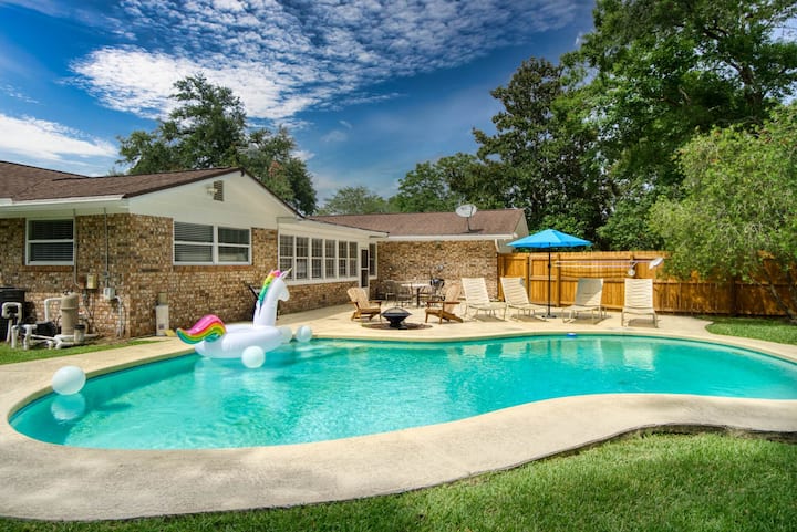 Pool & Arcade 4br: Stay & Play! A Central Retreat! - Jacksonville, FL
