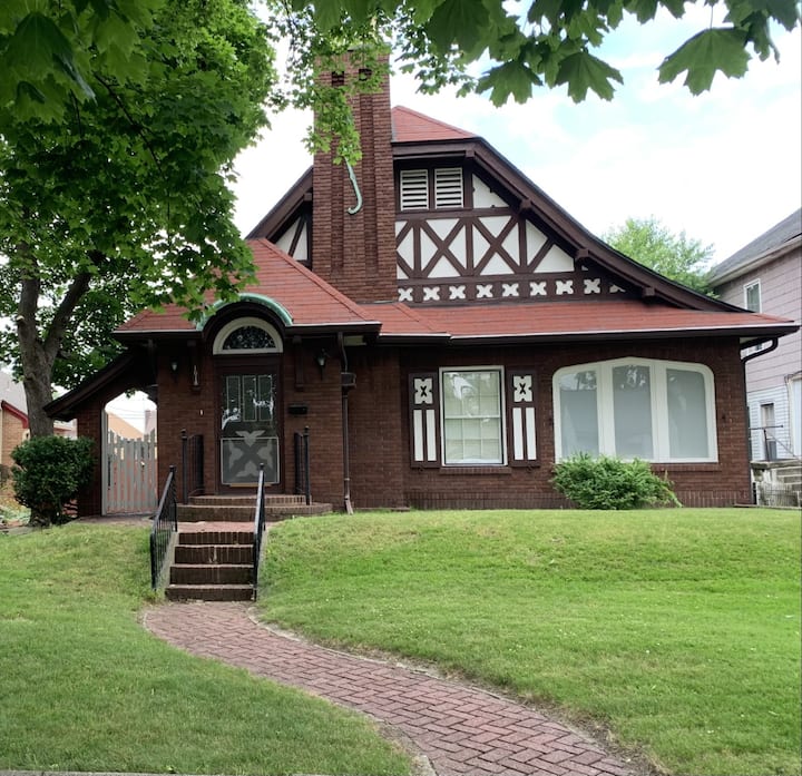 Comfortable 2-bedroom House 2 Miles From Hospital - Terre Haute, IN