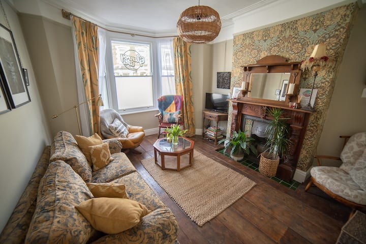A Cosy Victorian House, Meets Gallery Space. - Cardiff