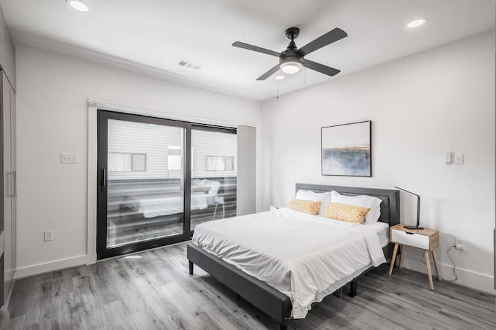 Modern Apartment In Hip Montrose - Houston, TX