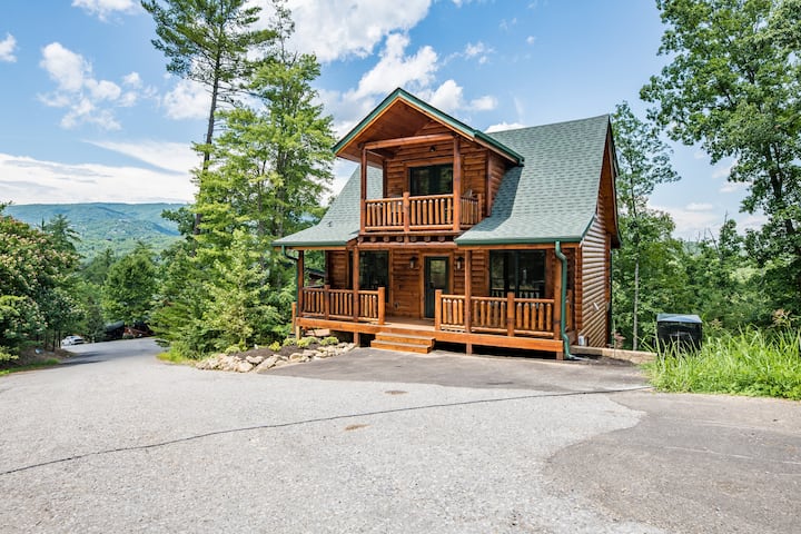 Fun Family Escape: Hot Tub, Pool, Near Town - Pigeon Forge, TN
