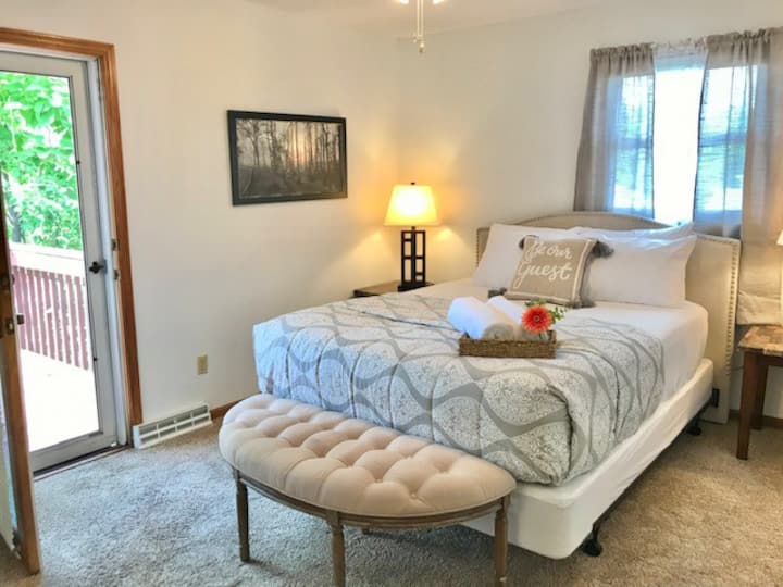 Near Hospital, Huge Kitchen, Garage, Fast Wi-fi - Rapid City