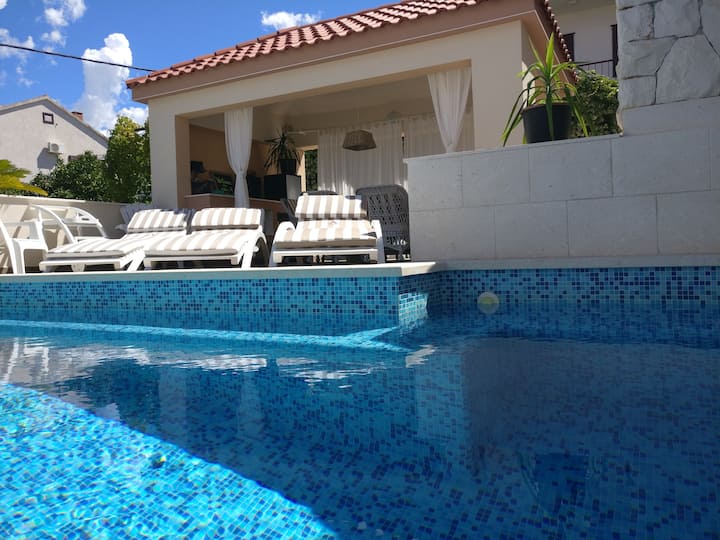 Luxury Villa A With Heated Pool And Fitness Center - Okrug Gornji