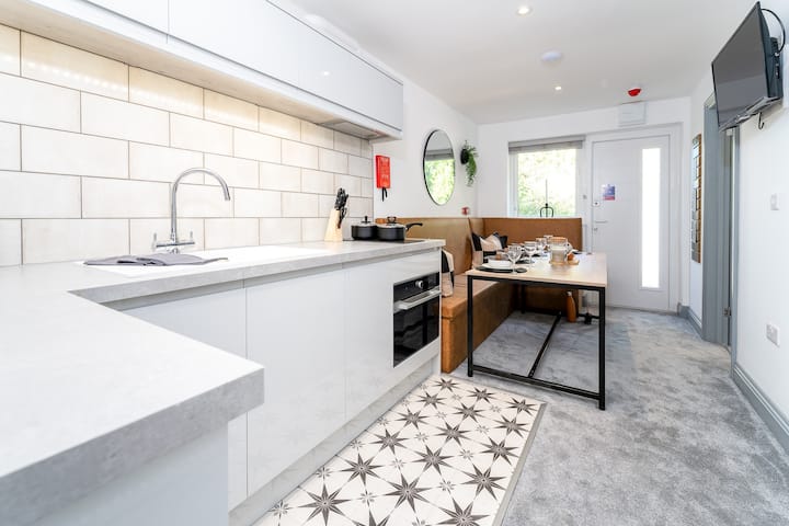 Chic Apartment With Parking & Private Garden - Southampton, UK