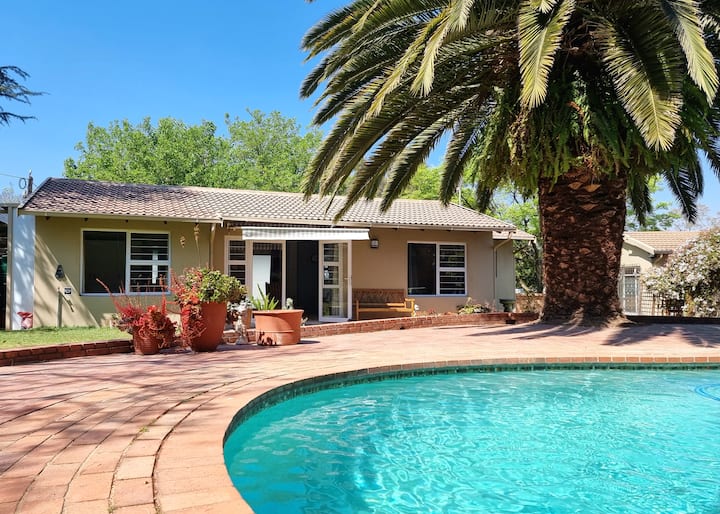 Stylish Garden Cottage With Pool - Randburg