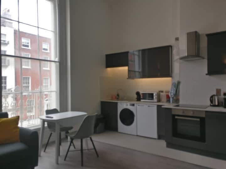 1 Bedroom Apartment In Convenient Location - Dún Laoghaire
