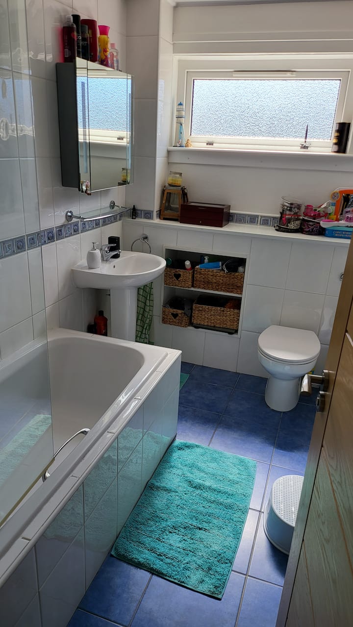 Livingroom In A Shared House - Livingston