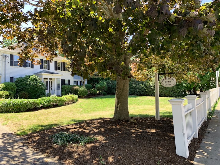 Heart Of Downtown, Walk To Ferry, Bikeway & Beach! - Martha's Vineyard, MA