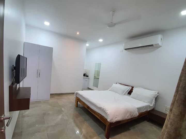Queen Room At Luxury Resort With Pool | Rivanta - Chiplun